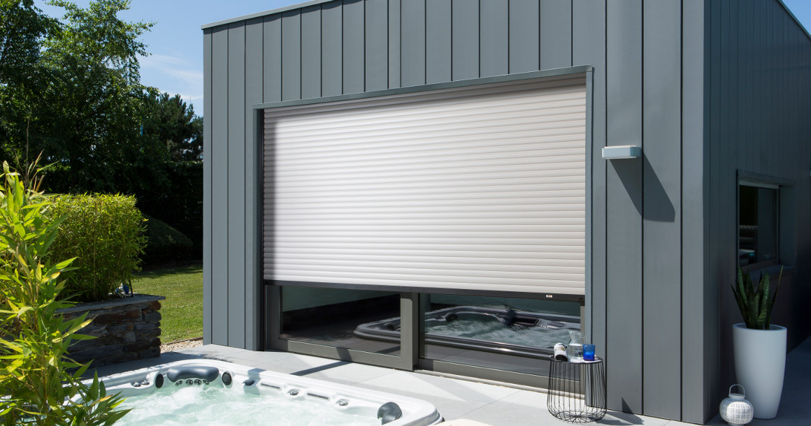 Une baie vitrée plus sûre grâce à un volet roulant motorisé